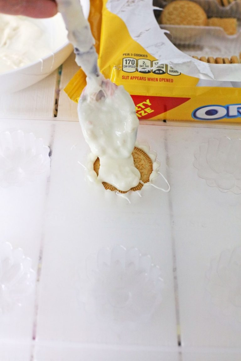 Daisy white chocolate covered Oreos